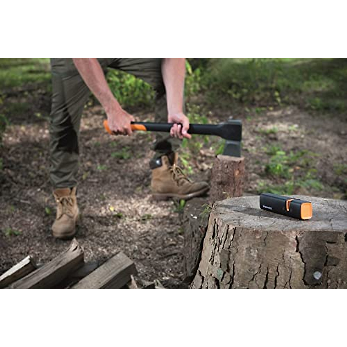 Fiskars XSharp Axe and Knife Sharpener, Ceramic sharpening stone/Fiberglass reinforced plastic case, Black/Orange, 1000601