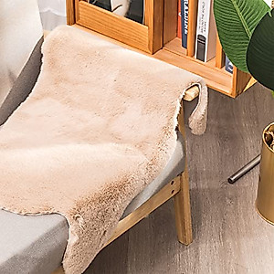 HYSEAS Faux Fur Sheepskin Throw Rug, 2x3 Feet Faux Fur Area Rug Luxurious Ultra Soft Faux Rabbit Fur Rug Fluffy Plush Shaggy Carpet for Floor, Sofa, Home Decoration, Khaki