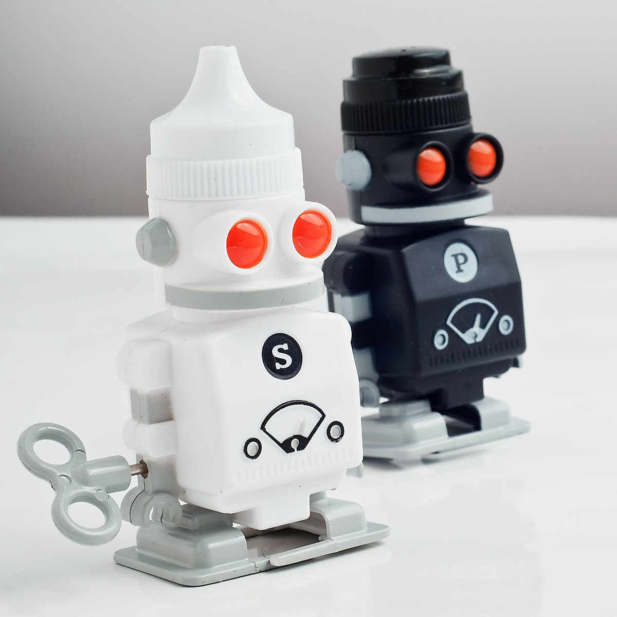 Suck UK Salt And Pepper Shakers | 2 Salt And Pepper Shaker Robots | Funny Kitchen Gadgets & Kitchen Accessories | Salt And Pepper Set For Kitchen Decor | Novelty Gifts | Salt And Pepper Shakers Funny