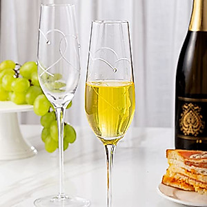 VARLKA Champagne Flutes set of 2, Bride and Groom Wedding Toasting Champagne Glasses with Love Heart Decorated with Real Crystals, Wine Glasses, Wedding Gifts for Couple Engagement gifts