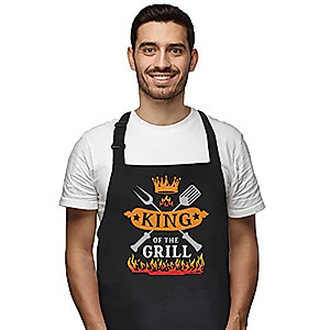 Fuyamp King Of The Grill Apron Funny Apron for Men Apron with 2 Pockets Waterproof Dad Apron for Kitchen Chef Black Baking BBQ Grilling Aprons for Men, Dad, Son, Husband, Boyfriend