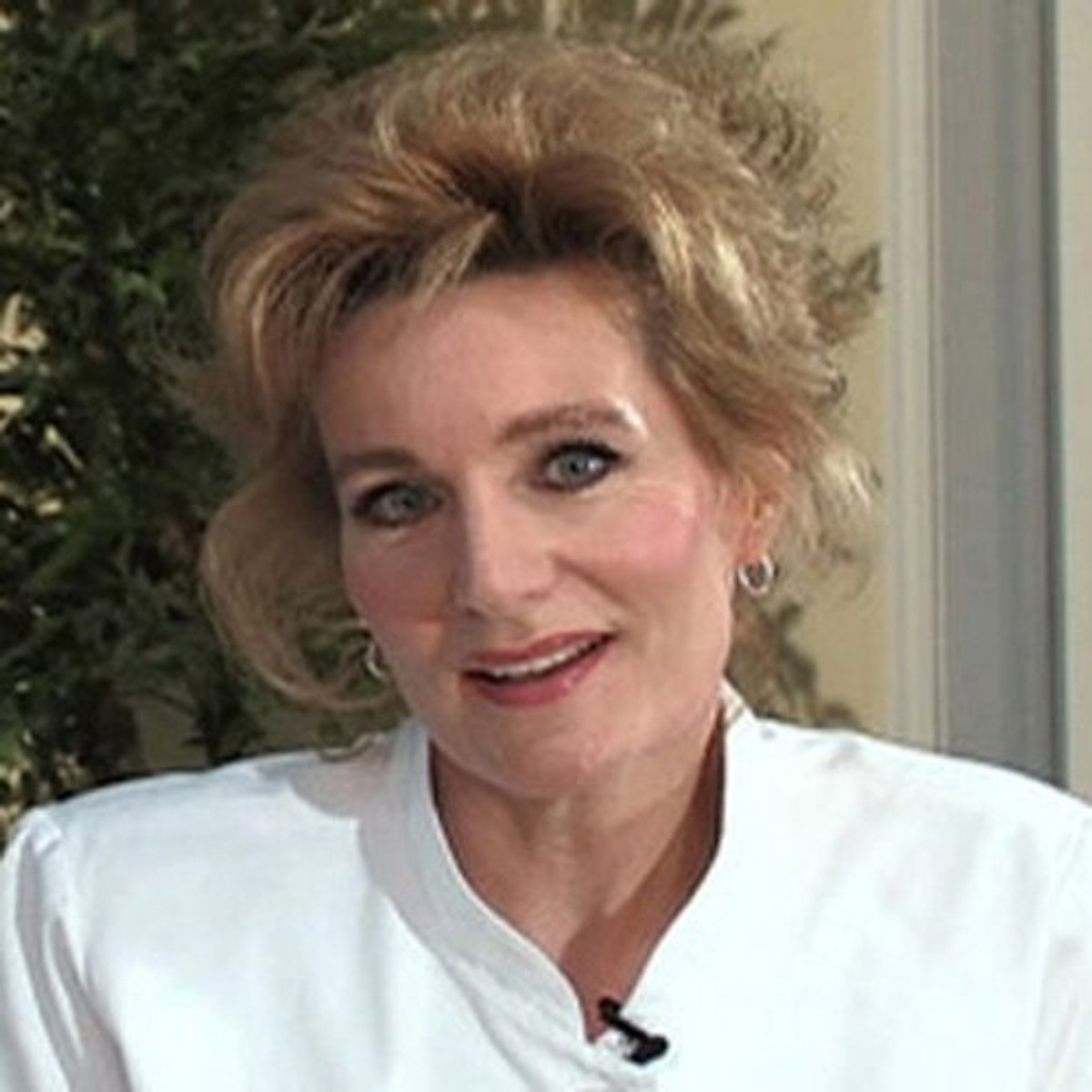 European Facials Volume 1 DVD - Great Video for Medical & Master Esthetician. Learn About Esthetician Supplies, Equipment (Table / Bed Setup, Steamer, Magnifying Lamp), Skin Analysis. Learn Skin Care Cleansing Treatments & Facial Massage. (1 Hr. 34 Mins.)