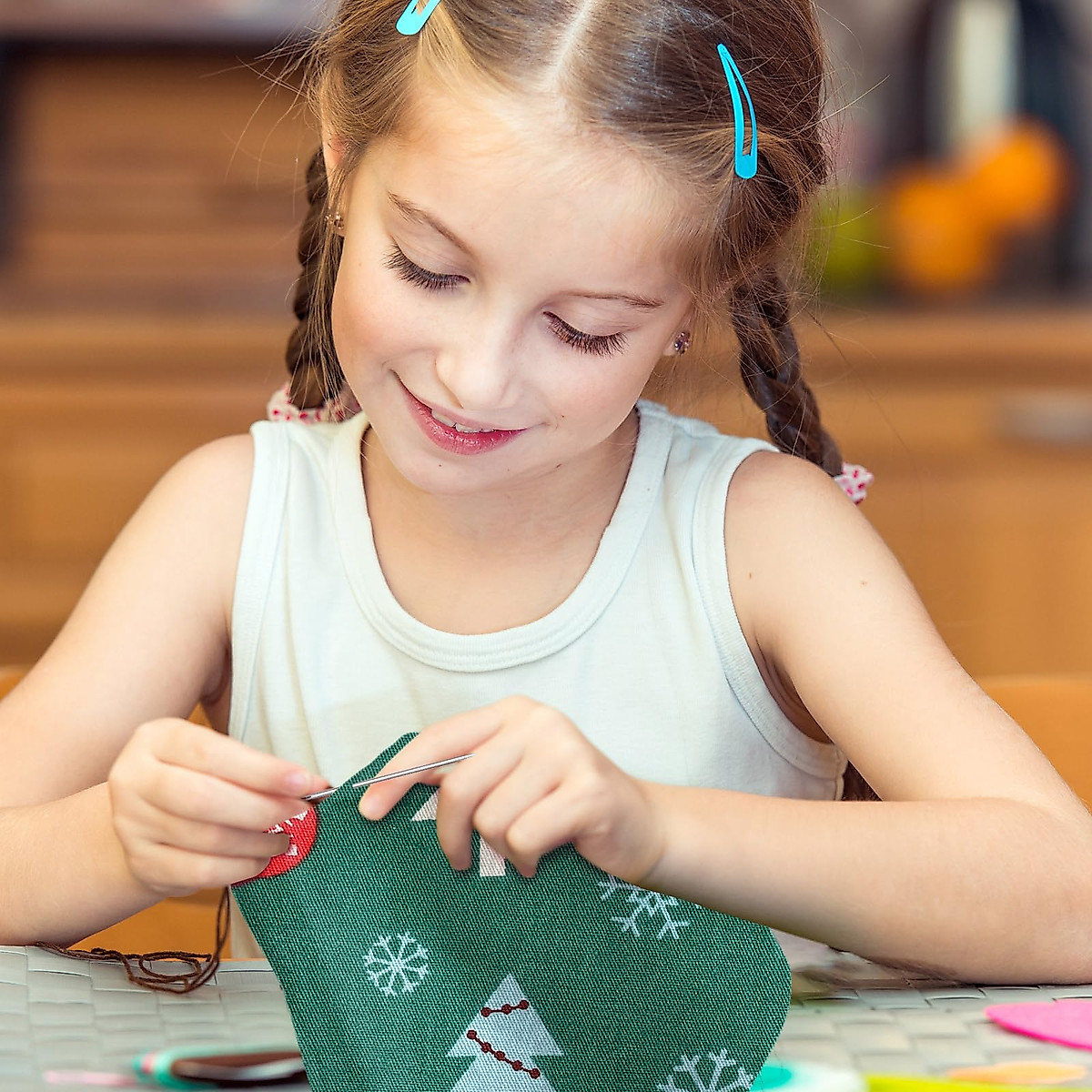 Kinlop 600 Pcs 4 x 4 in Christmas Fabric Bundles Christmas Fat Quarters Cotton Sewing Fabric Christmas Precut Fabric for Quilting Santa Snowflake Printed Fabric Scraps Bulk for Patchwork DIY Craft