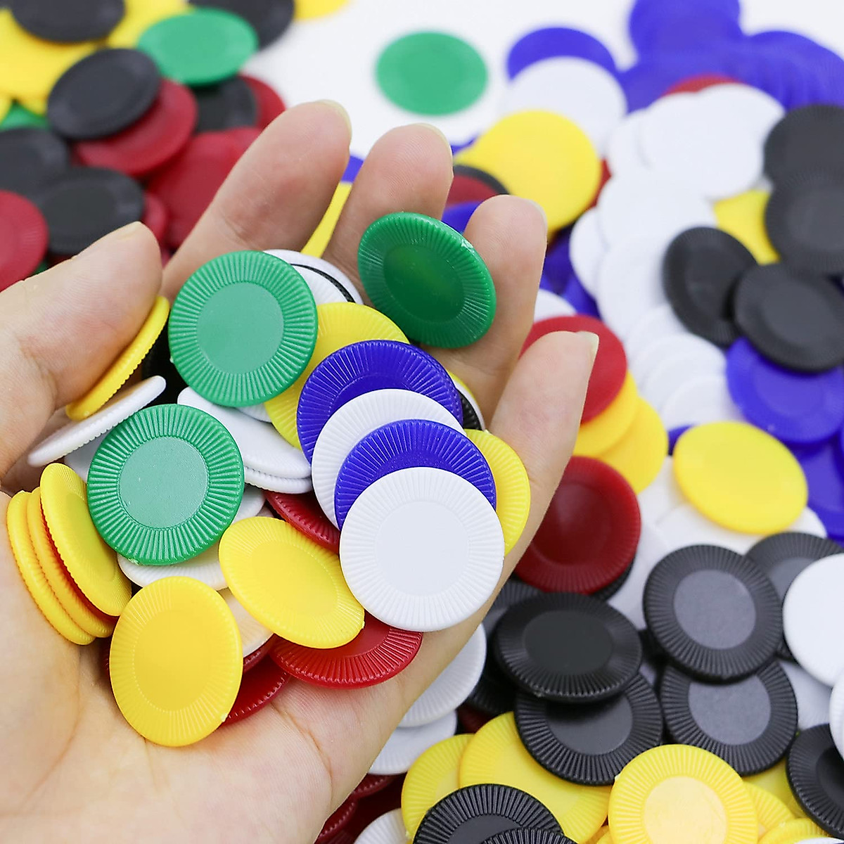 Darovly 600Pcs Plastic Poker Mini Chips in 6 Colors Bulk Poker Card Game Chips for Game Play Learning Math Counting Kids Teaching Rewards（2.2CM in Diameter）