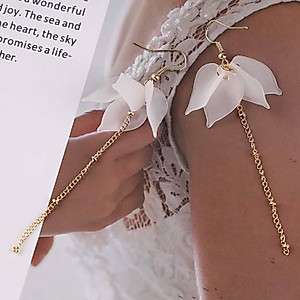 Sttiafay Vintage Acrylic Flower Petal Drop Earrings Gold Long Tassel Chain Earrings White Resin Flower Hook Earrings Wedding Flower Earrings Jewelry for Women and Girls