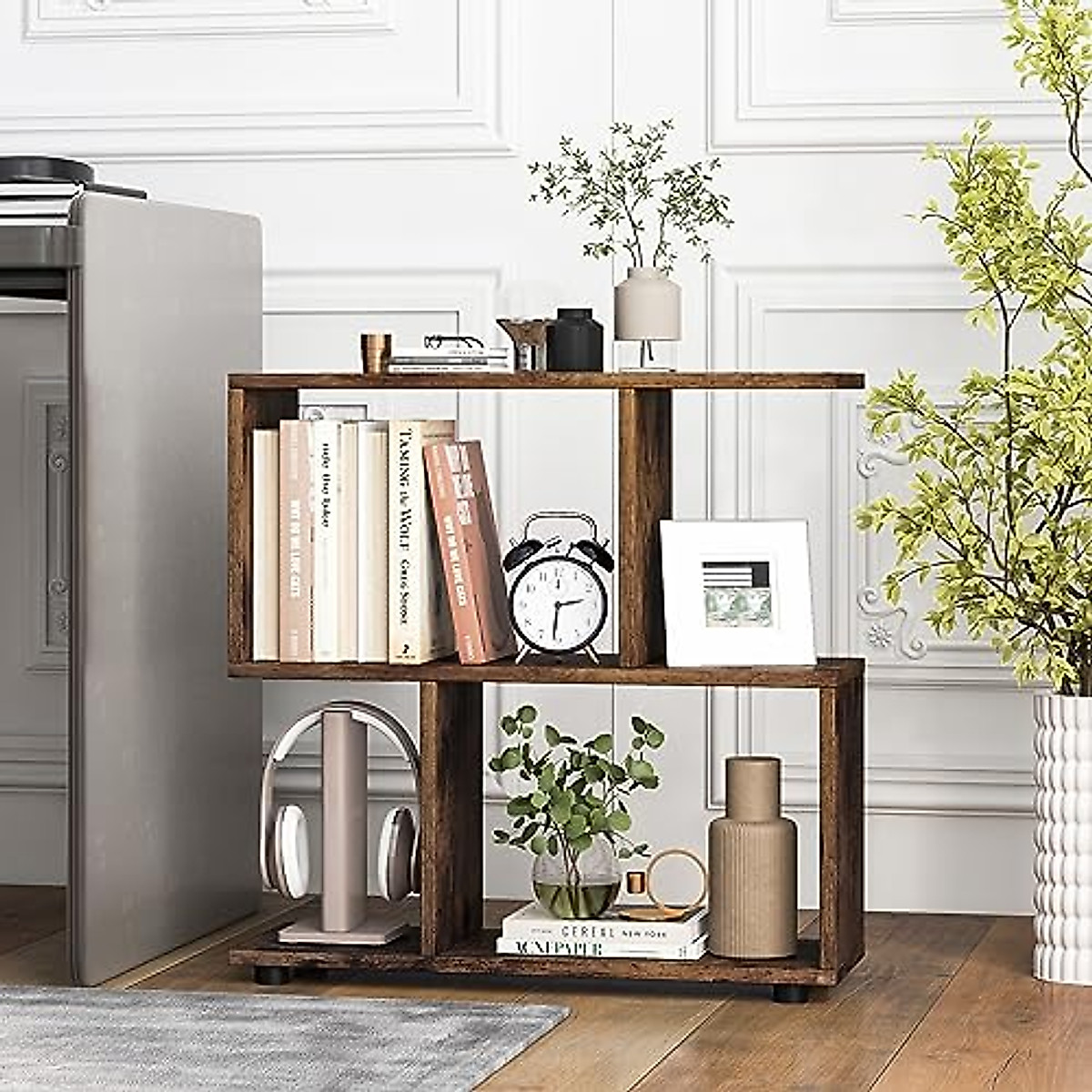 Giantex 3-Tier Geometric Bookshelf, 24" Tall Wood S-Shaped Display Shelves with Thick Foot Pads, Freestanding Open Shelves Nightstand, Floor Standing Display Shelf Bookcase, Brown