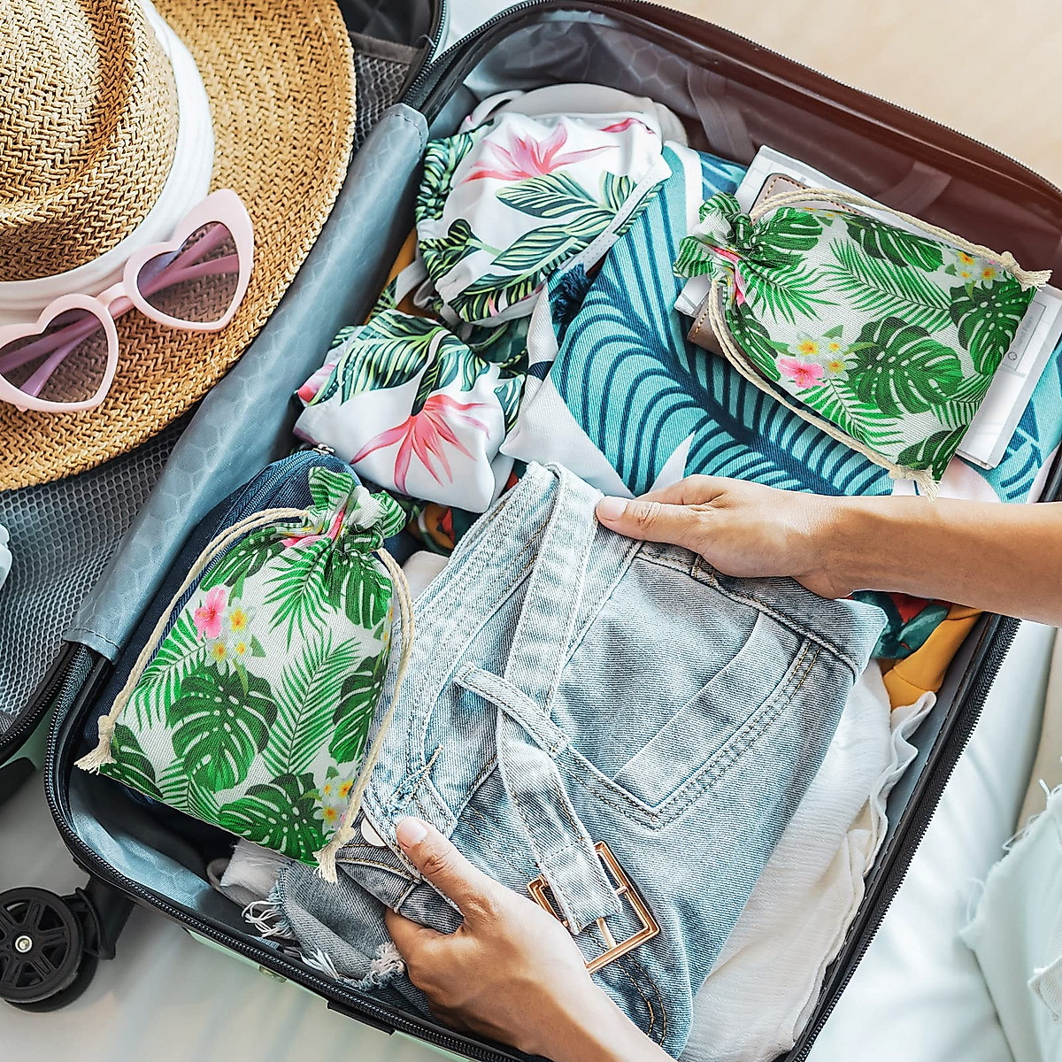 Saintrygo 20 Pcs Tropical Gift Bags Hawaii Gift Bags Luau Party Favor Luau Gift Bags Drawstring Luau Party Favor Bags Tropical Palm Leaf Candy Bag Jewelry Pouches for Summer Luau Aloha(5 x 7 Inch)