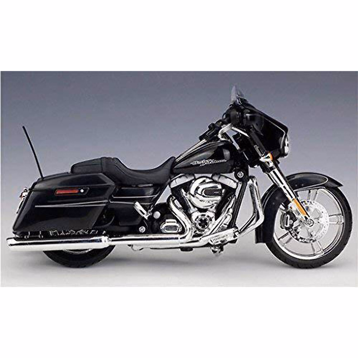 Maisto 2015 Harley Davidson Street Glide Motorcycle 1/12 Scale Pre-Built Model Black