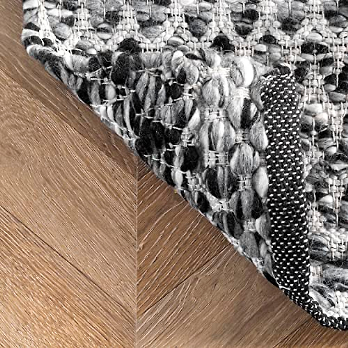 nuLOOM Natosha Indoor/Outdoor Chevron Striped Accent Rug, 2x3, Silver