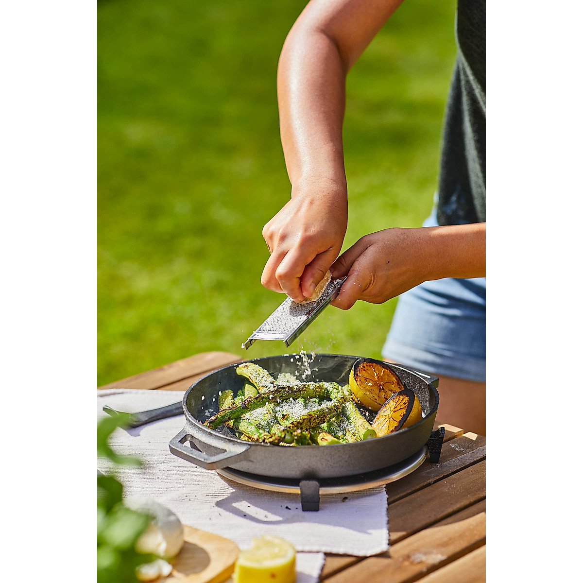 Ooni Cast Iron Skillet Pan - 9" Round Cast Iron Skillet with Removable Handle and Sainless Steel Trivet, Cast Iron Frying Pan, Pre-Seasoned Non-Stick Oven Safe Cookware, Pizza Oven and BBQ Accessories