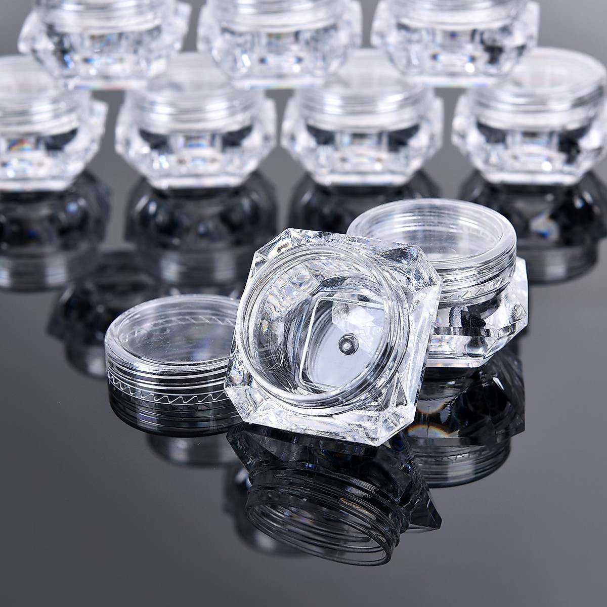 TMO 100pcs 5 Gram Clear Jars Plastic Jars Plastic Cosmetic Container Empty Cosmetic Sample Containers Transparent 5G/5ML Plastic Pot Jars for Eye Shadow,Nails,Powder,Paint