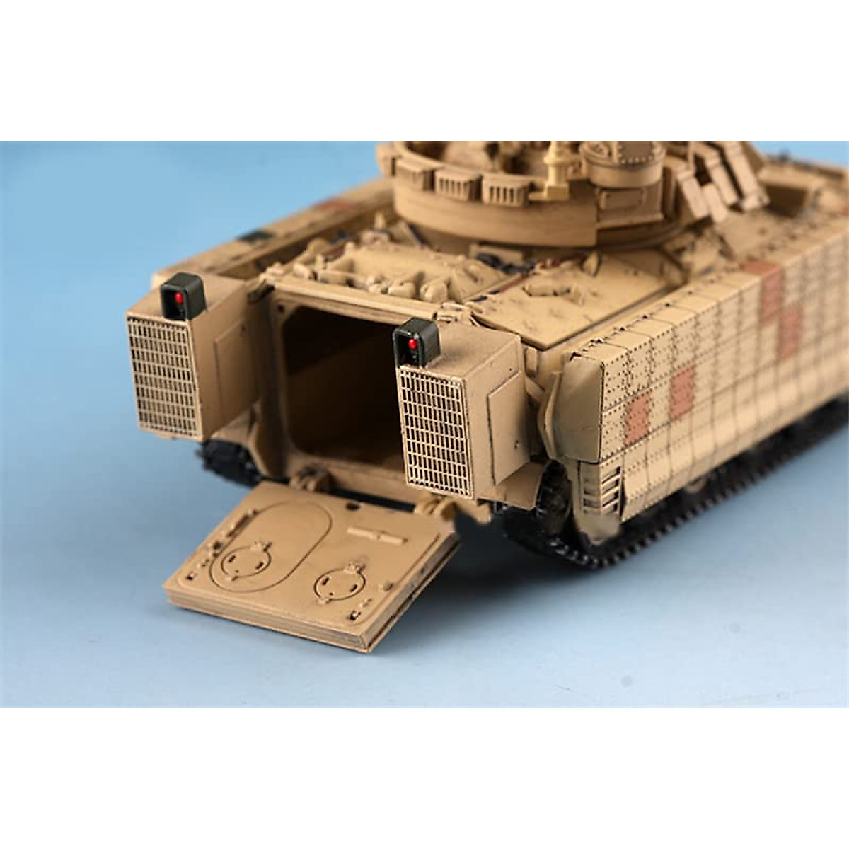 US M2A3 BUSKIII Bradley Infantry Fighting Vehicle Sand Livery 1/72 ABS Tank Pre-Built Model