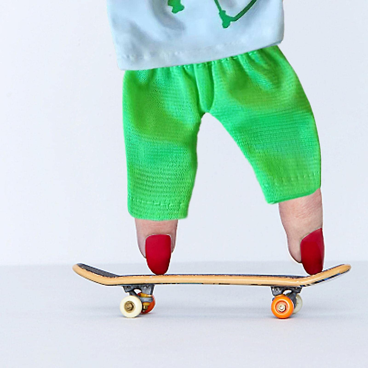 Chenfly Mini Finger Clothes for Fingerboarding - Mini Fingertip Movement Party Favors Interactive Toys for Kids Children Boys Girls - Pants T-Shirt Set for Scooter Skateboards Accessories, Green