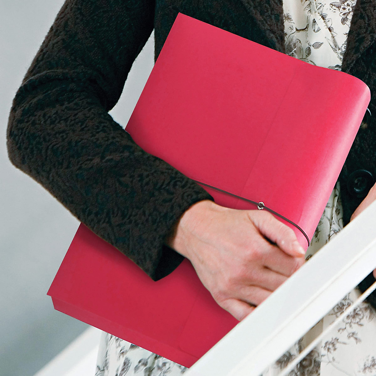 Smead Colored Expanding File Wallet with Flap and Cord Closure, 2" Expansion, Letter Size, Red, 10 per Box (77205)