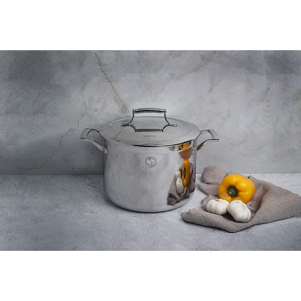 SAVEUR SELECTS Tri-ply Stainless Steel 8-Quart Stock Pot with Lid, Induction-ready, Dishwasher Safe, Voyage Series