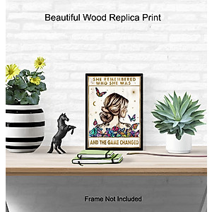Positive Quotes Wall Decor - Motivational Wall Art - Inspirational Gifts for Women, Woman Girl - Encouraging Wall Decor - She Remembered Who She Was And The Game Changed - Boho-chic decoration 8x10