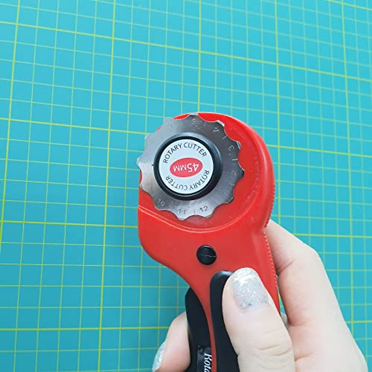 Rotary Cutter with 5pc Ø 45mm Cutting Blades Fabric Paper Cutter, Cloth Sewing Cutter Craft Supplies and Quilting Accessories, For Right- and Left-handed Users