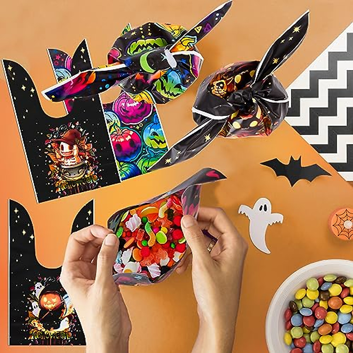 100 PCS Halloween Sweets Bags, Halloween Treat Candy Bags for Trick or Treat Party, Biscuit Goody Bags 14 * 23cm, Party Bag Pouches Fillers for Halloween Party Favor, Small Party Supplies