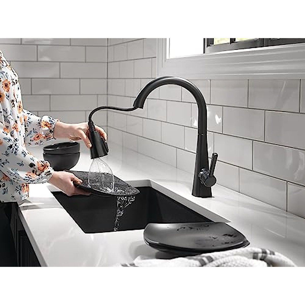 Delta Faucet Lenta Pull Down Kitchen Faucet Black, Soap Dispenser Included, Kitchen Sink Faucet, Faucet for Kitchen Sink with Magnetic Docking Spray Head, Matte Black 19802Z-BL-DST