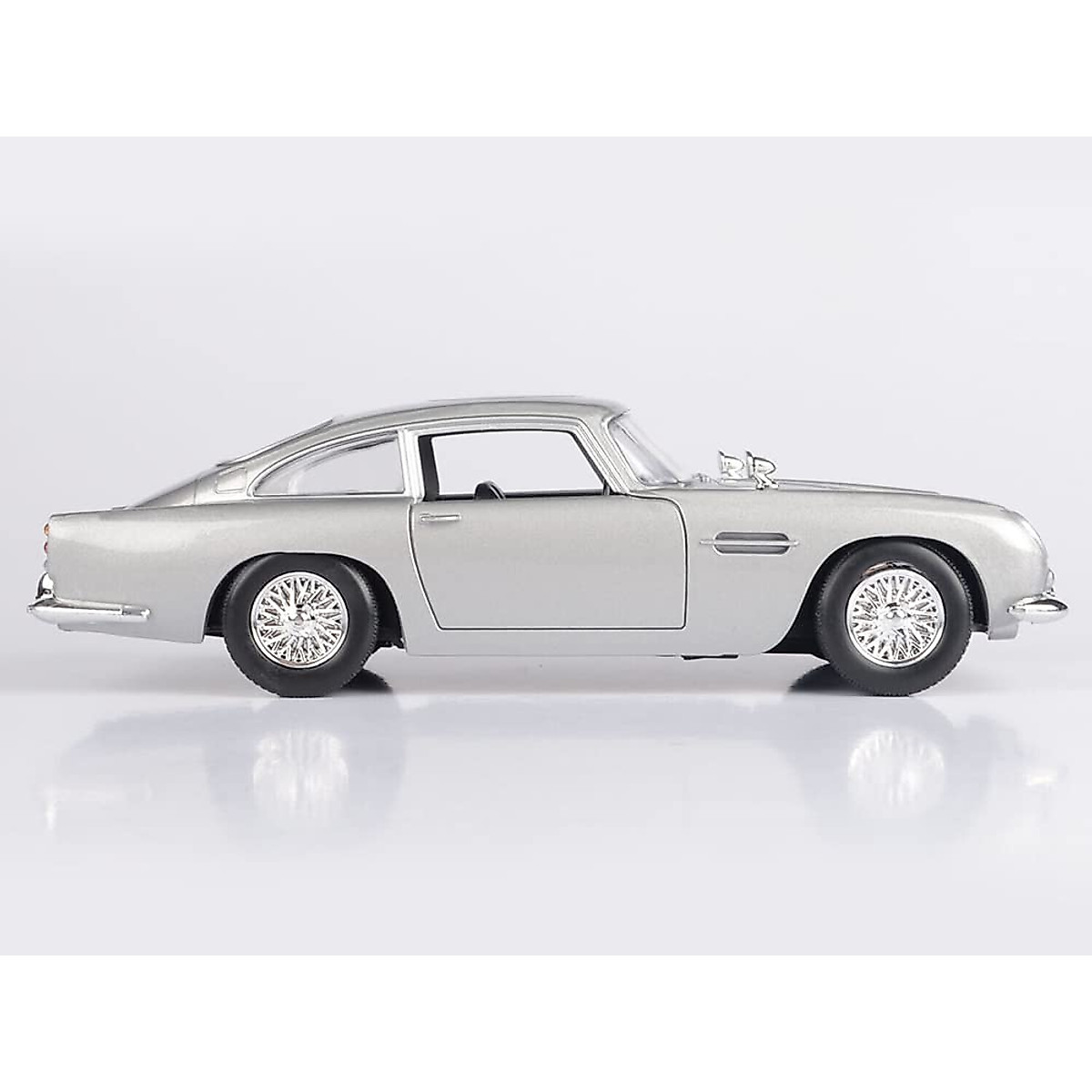 DB5 RHD (Right Hand Drive) Silver Metallic 007 "Goldfinger (1964) Movie 1/24 Diecast Model Car by Motormax 79857