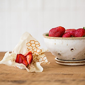 Bee's Wrap Reusable Beeswax Food Wraps Made in the USA, Eco Friendly Beeswax Wraps for Food, Sustainable Food Storage Containers, Organic Cotton Food Wraps, Assorted 2 Pack (S, M), Honeycomb Pattern