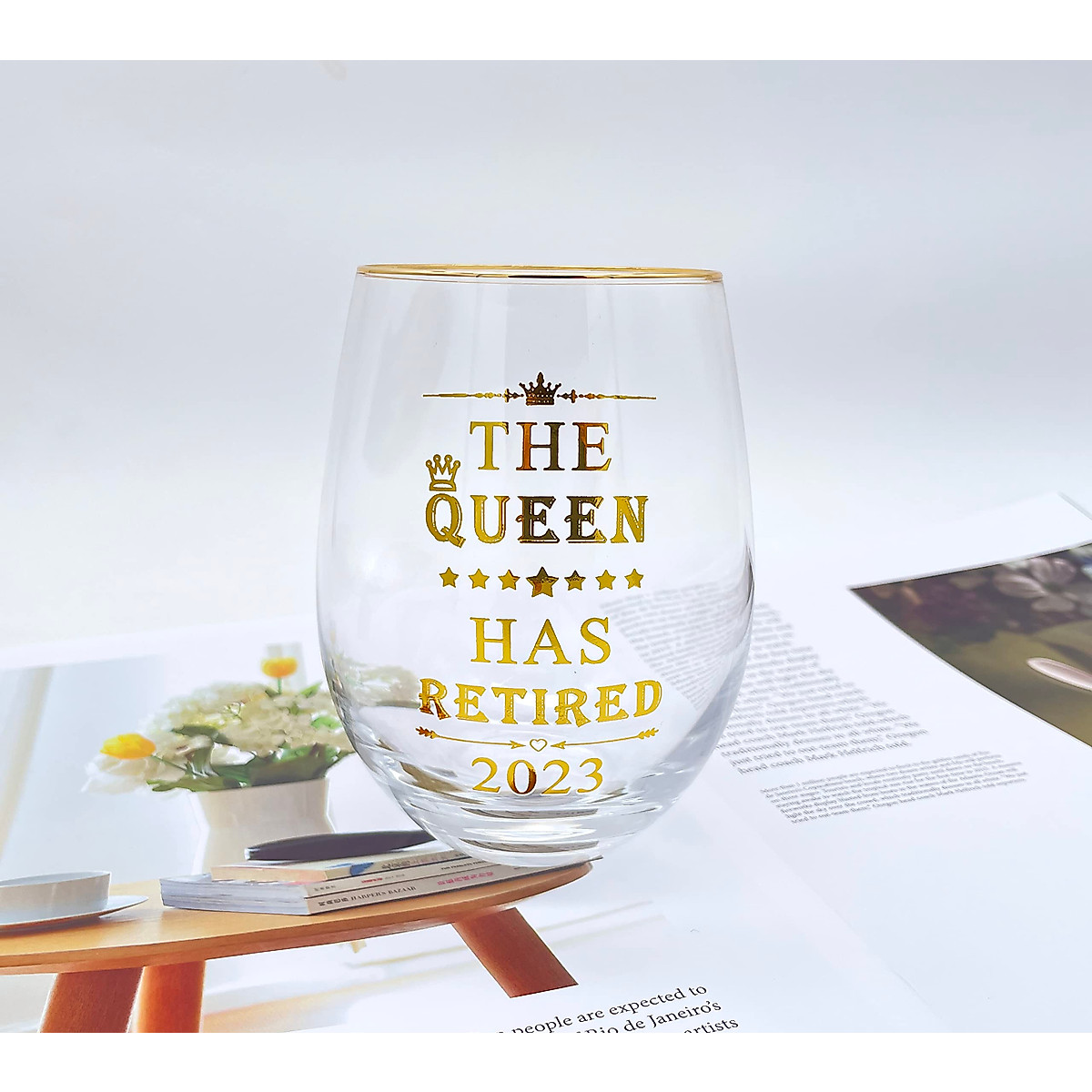 The Queen Has Retired 2023-Retirement Gift for Women Men-15OZ Wine Tumblers Glass Cup-Commemorative Gift for Mother,Grandma,Boss,Co-worker,Friends-Gold Printed Glass.
