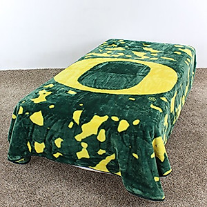 College Covers Everything Comfy Oregon Ducks Soft and Warm Huge Raschel Throw Blanket, 86" x 63"