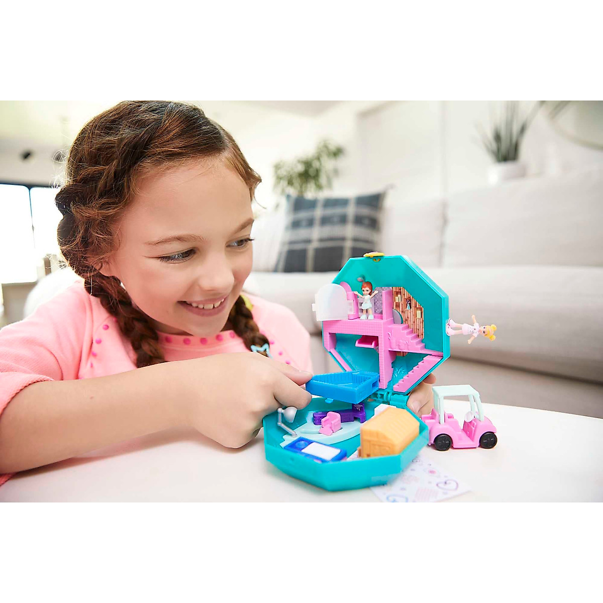 Polly Pocket Playset, Travel Toy with 2 Micro Dolls, Toy Car & Surprise Accessories, Pamperin Perfume Spa Compact