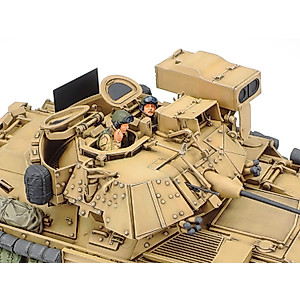 TAMIYA 35264 Desert Storm 1: 35 U.S. M2 A2 Bradley IFV (2)