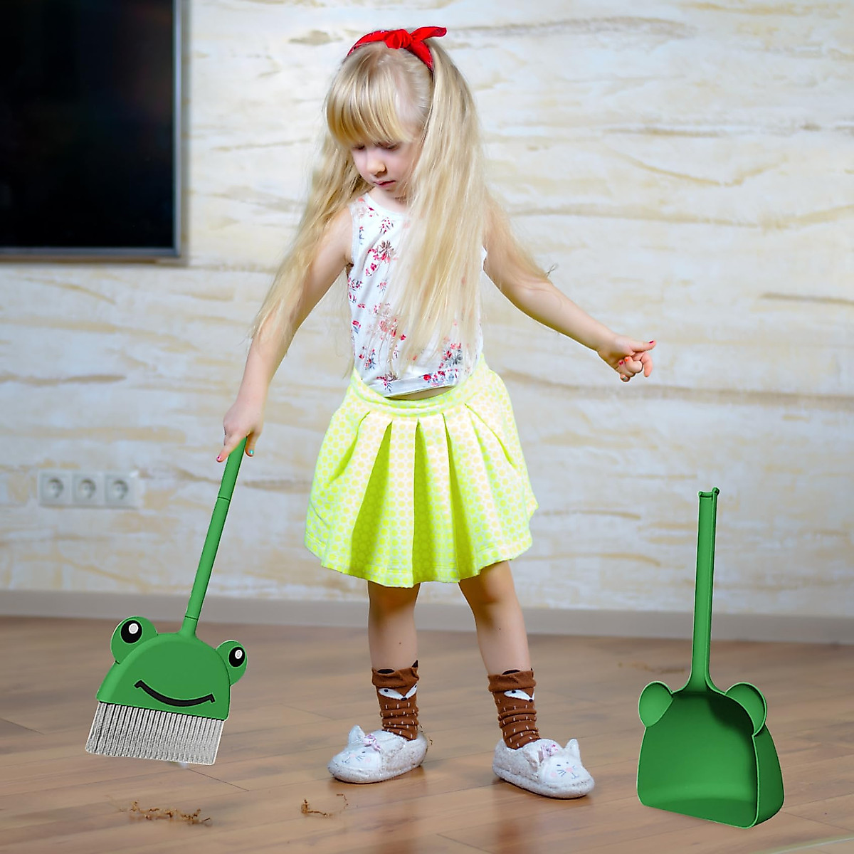KUYYFDS Kids Cleaning Set Broom and Dustpan Set 2Pcs/Set PP Cute Cartoon Frog Pattern Toddler Broom Odor-Free Hanging Smooth Handle Washable PET Brush Kids Broom for Home Kindergarten