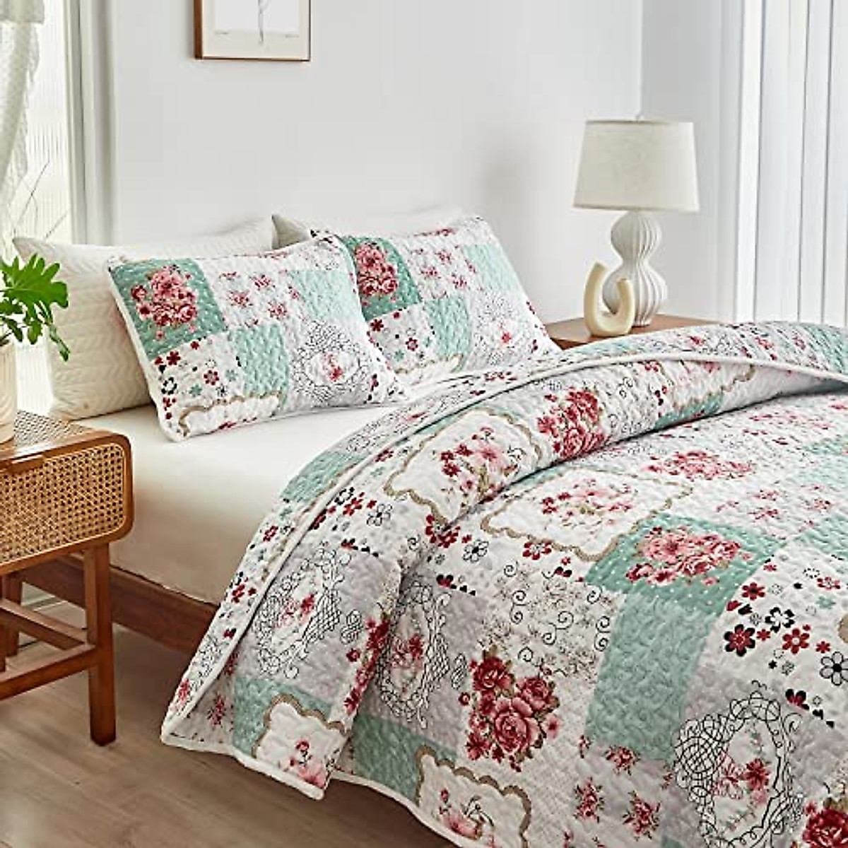 UOZZI BEDDING 3 Piece Floral Patchwork Quilt Set Queen Size White Green Lightweight Coverlet Bedspread with Red Flower Floral Plaid Patchwork Spring and Summer Quilt Set (1 Quilt+ 2 Shams)