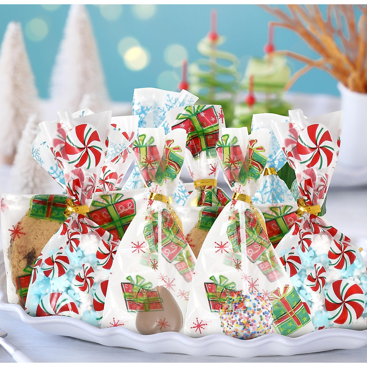 Gift Boutique 600 Small Christmas Treat Bags 3" x 5" with 600 Twist Ties Holiday Plastic Cellophane Bag for Making Your Own Lollipop Cake Pops Candy Lolly Chocolate & Cookies Easy Gift Wrapping Cello