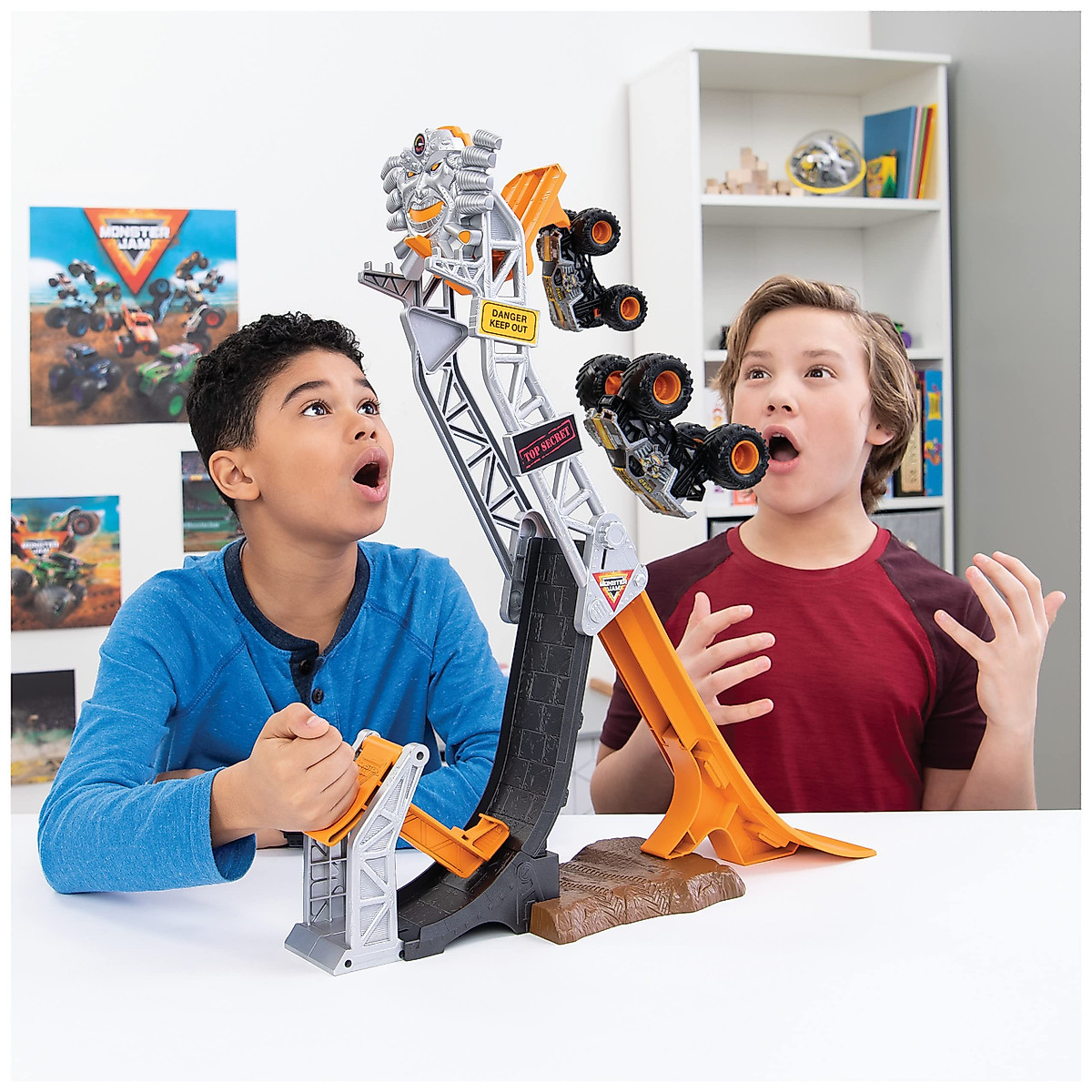 Monster Jam, Official Max-D Break Free Playset with Exclusive 1:64 Scale Max-D Die-Cast Monster Truck