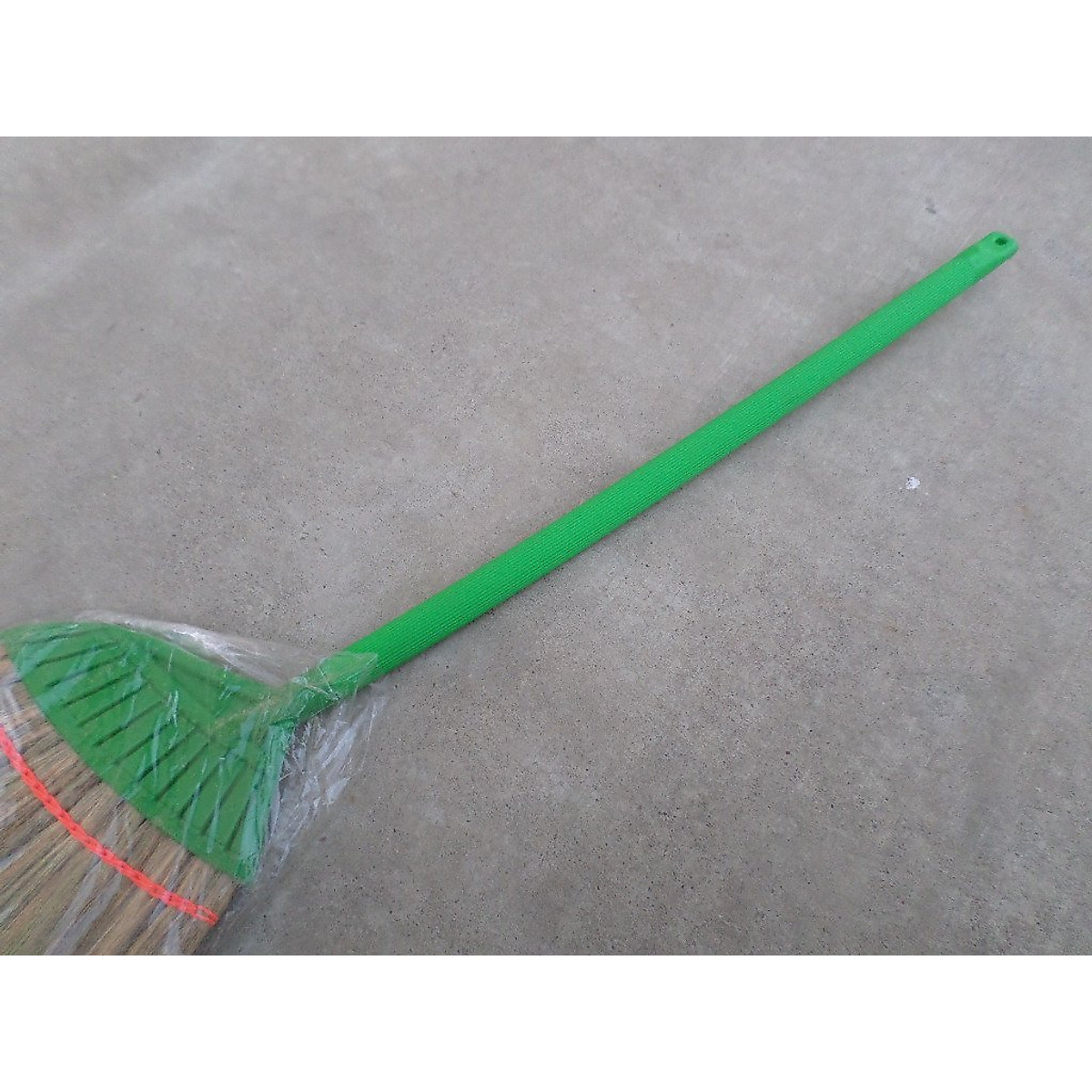 Vietnamese Soft Fan Straw Broom with Green Plastic Tube Handle (chổi lúa) 41 inch
