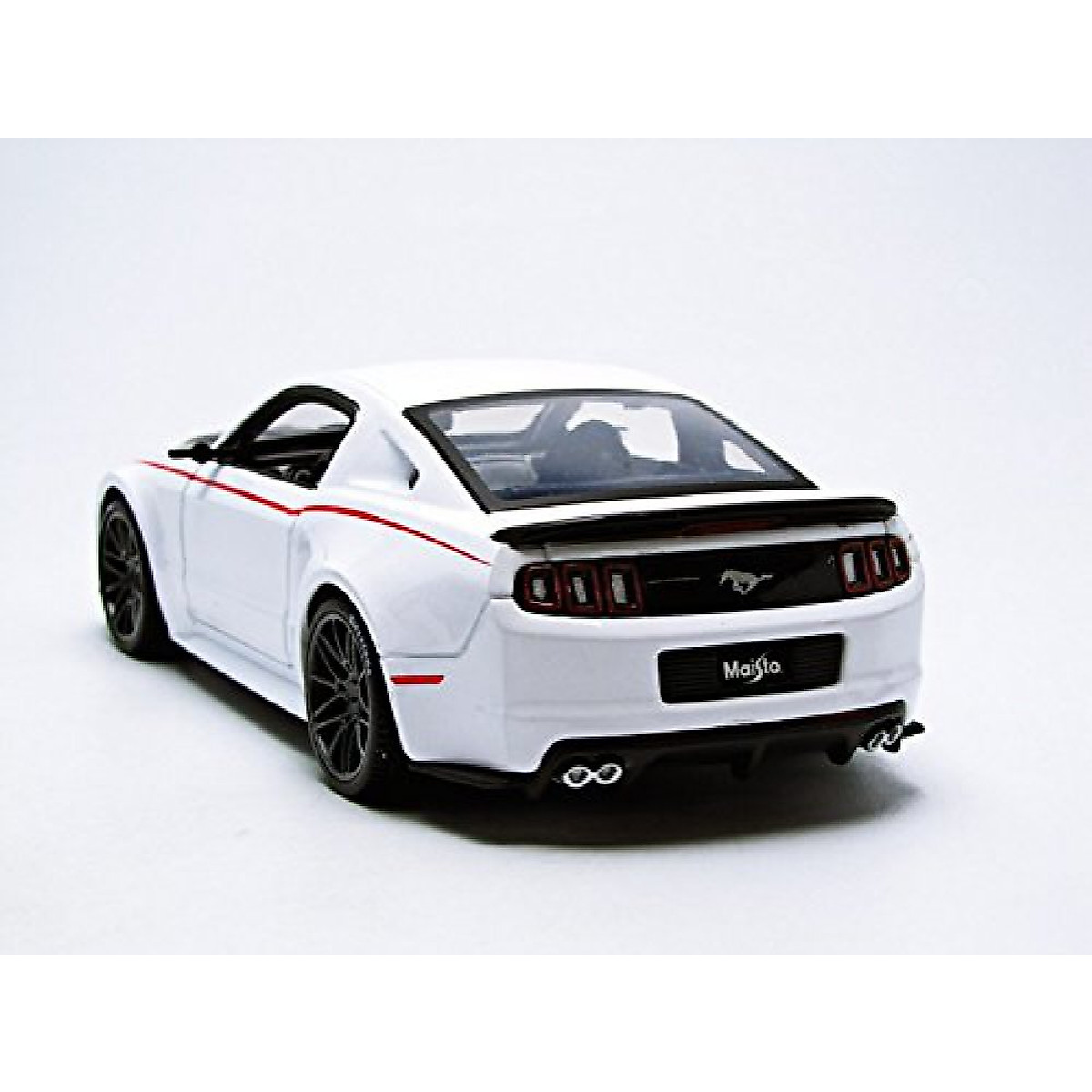 Maisto 2014 Ford Mustang Street Racer White 1/24 Model Car