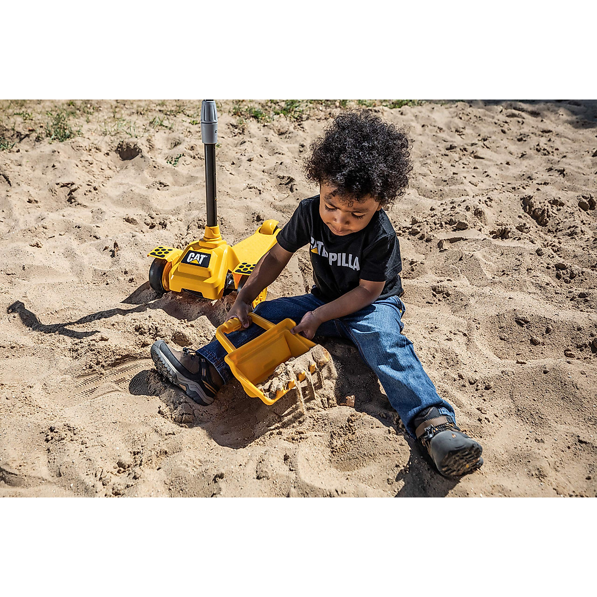 Kid Trax CAT Toddler Kick Scooter, Kids 3 Years or Older, Adjustable-Height Handlebars, Lean to Steer Technology, Removable Bulldozer-Style Scoop