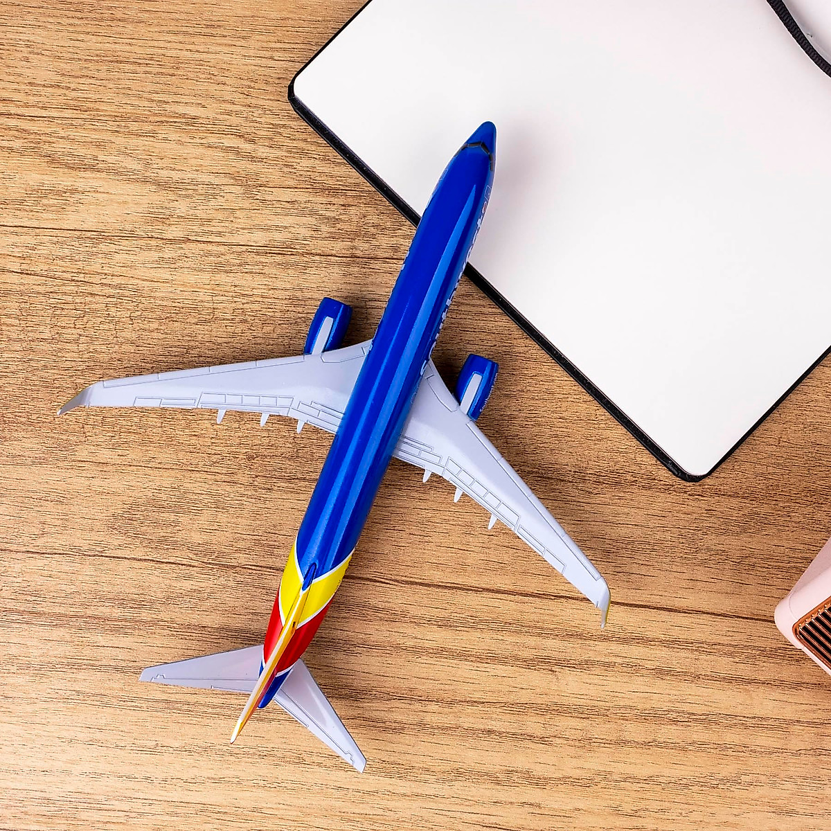 Bswath Model Airplane 1:300 Scale Model American Plane Southwest Airplane B737 Model Plane for Gift and Decoration