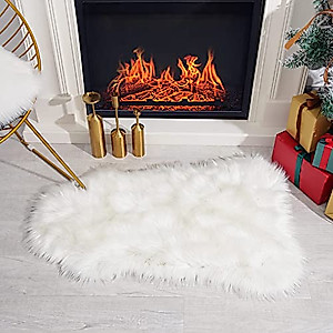 Vocrite White Faux Fur Rug, Fluffy Sheepskin Rug, 2x3 Feet Small Soft Area Rug, Shag Fuzzy Machine Washable Rug for Bedroom, Living Room, Throw Rugs for Kids Room, Classroom, Dorm