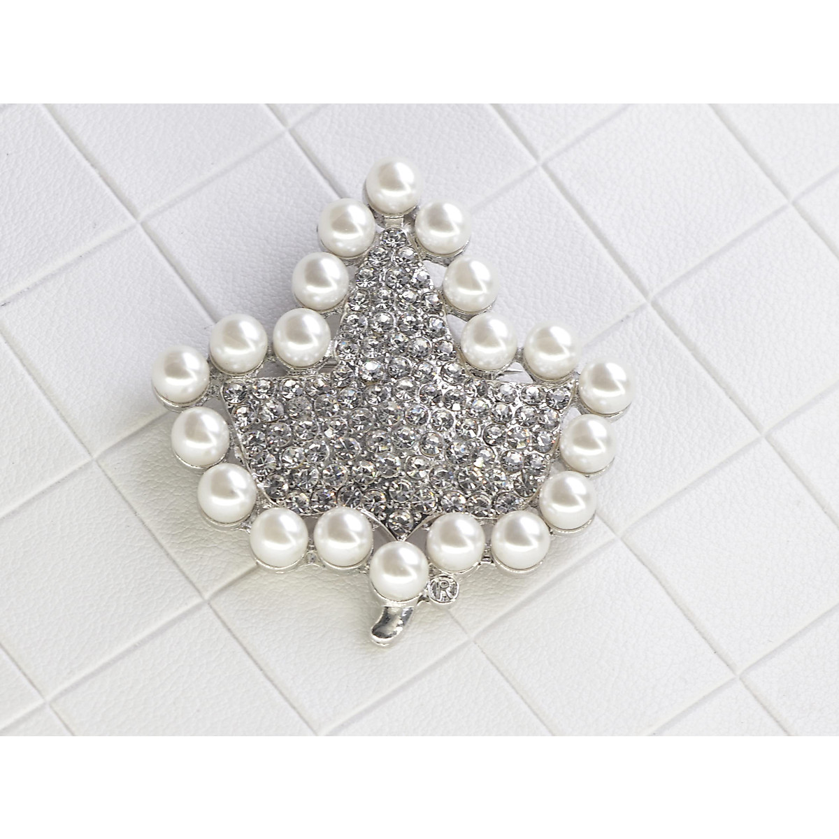 TONGXIN Alpha Kappa A Brooch Pin Sorority Paraphernalia Gift Rhinestone Brooch Sparkling Faux Pearl Brooch Pin(WHITE)