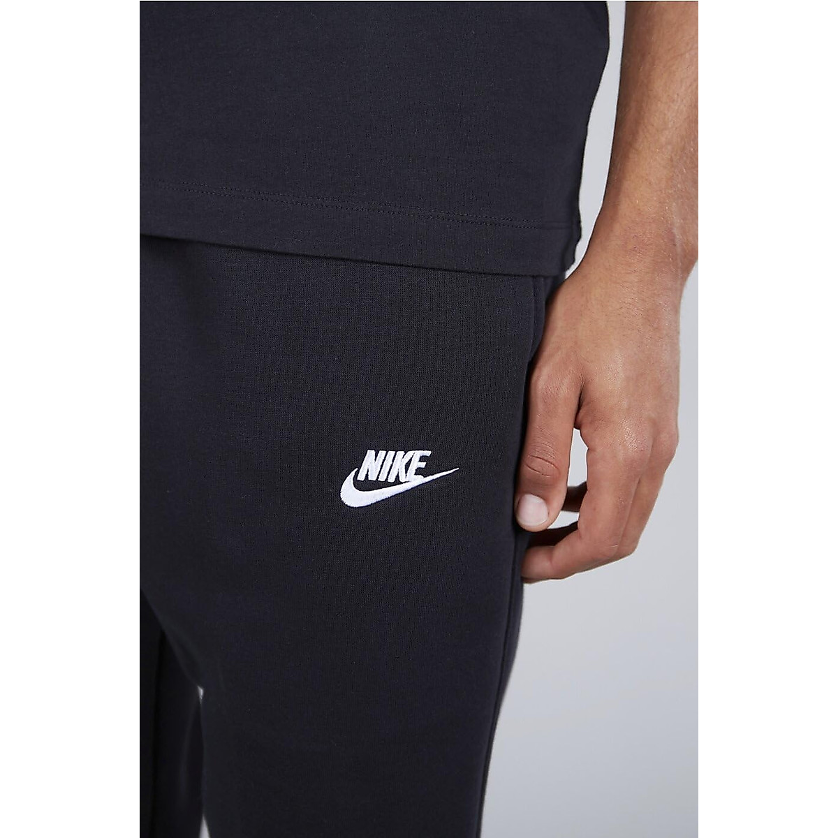Men's Nike Sportswear Club T-Shirt, Nike Shirt for Men with Classic Fit, Black/White, XS