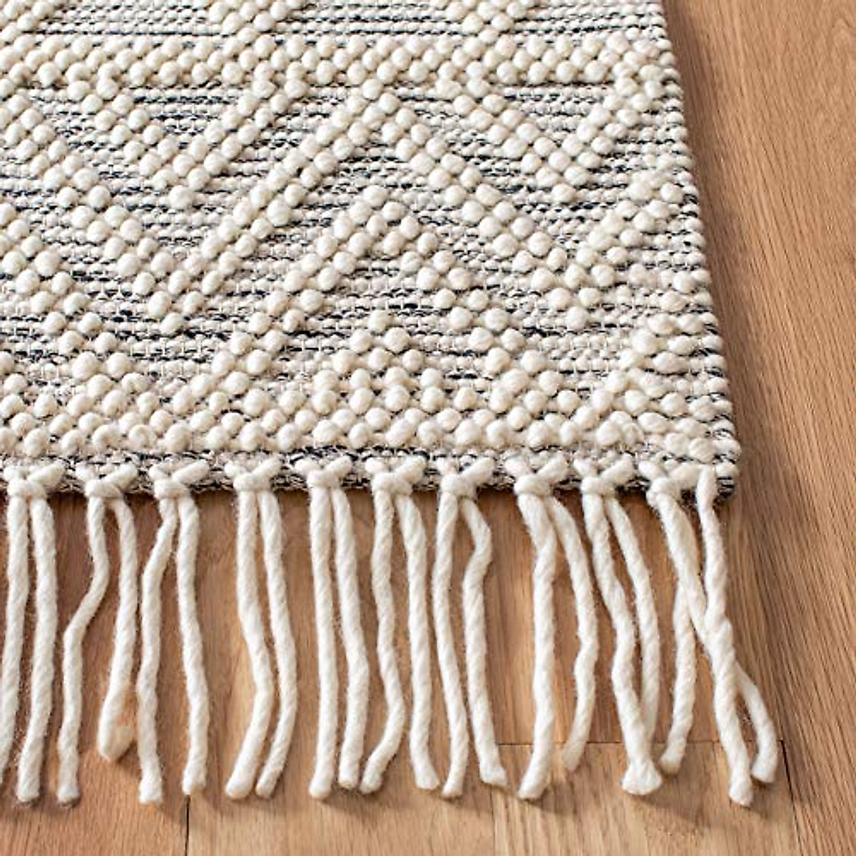 SAFAVIEH Natura Collection Accent Rug - 4' x 6', Ivory & Black, Handmade Boho Fringe Wool, Ideal for High Traffic Areas in Entryway, Living Room, Bedroom (NAT353A)