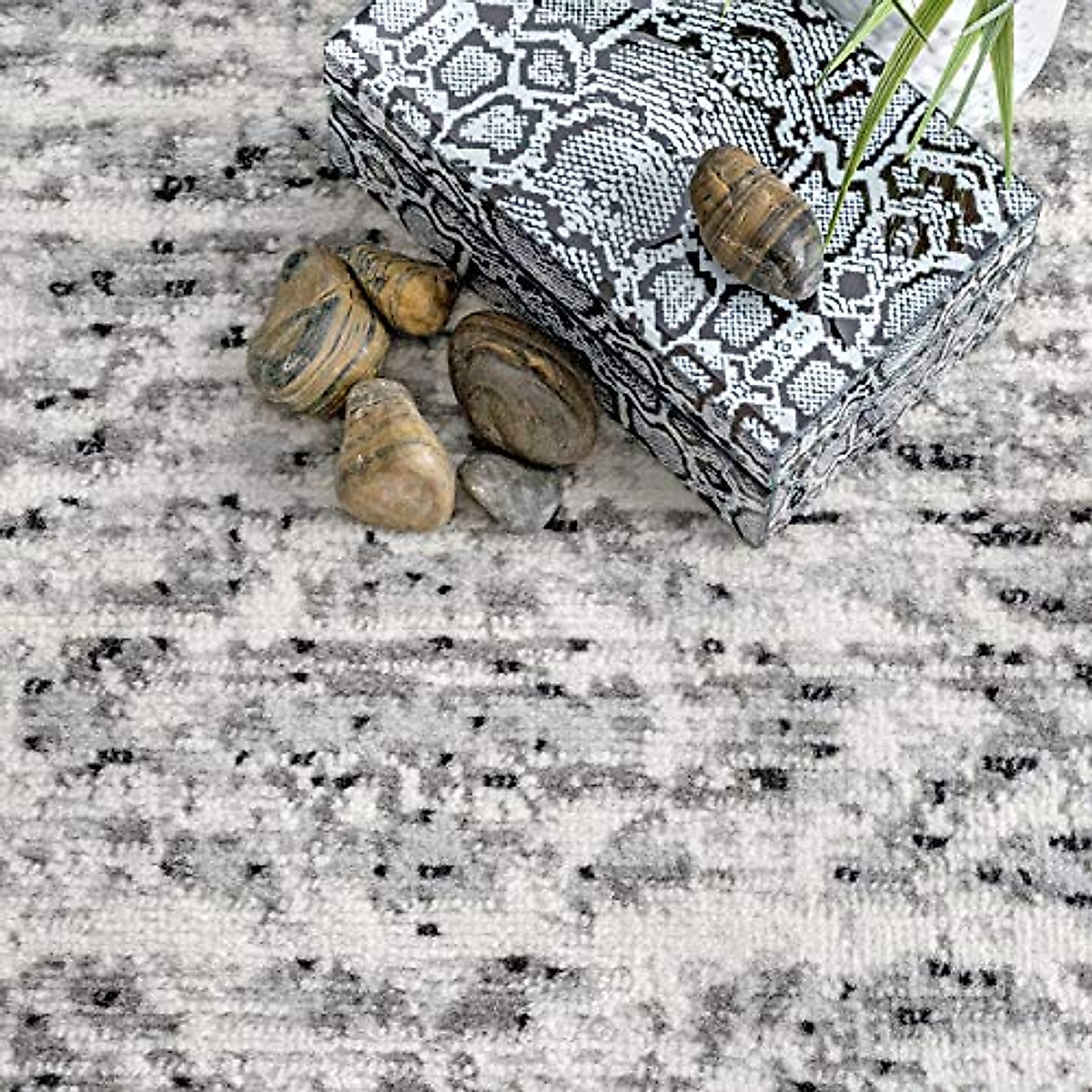 nuLOOM Adael Aztec Modern Distressed Area Rug, 3' x 5', Grey