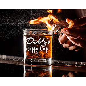 CARVELITA Daddy's Sippy Cup Whiskey Glass - First Time Dad Gifts - 11oz Engraved Old Fashioned Bourbon Rocks Glass - Gifts For New Dad - Dad To Be Gifts - Happy Birthday Daddy - New Dad Gifts For Men