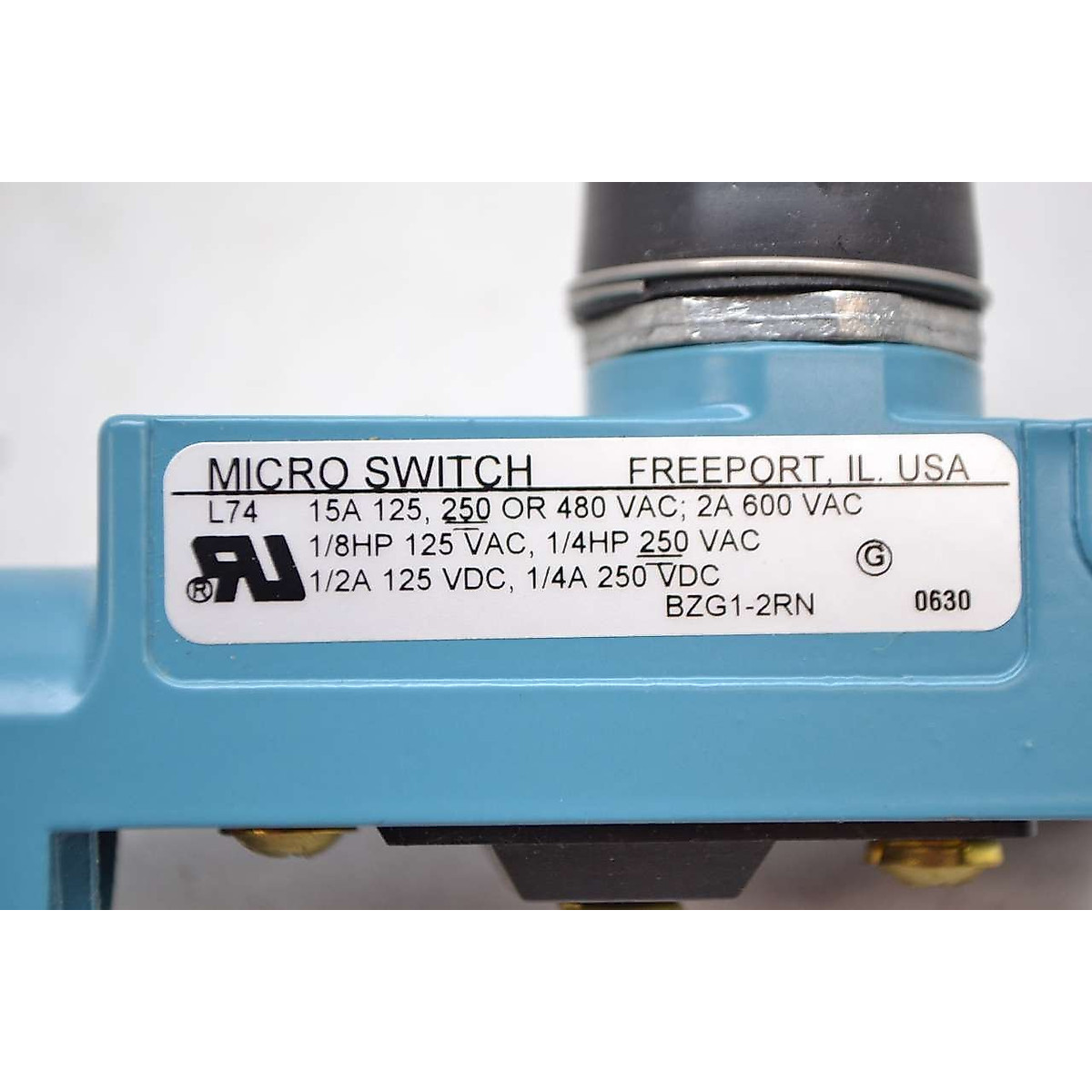 MICROSWITCH BZG1-2RN 600 V, 15 AMP, SPDT-1NO/1NC, Push Plunger, Limit Switch, Operating Force MAX 24O ZF