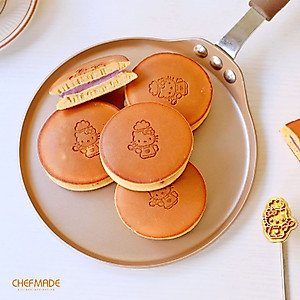 CHEFMADE Crepe Pan with Bamboo Spreader, 8-Inch Non-Stick Pancake Pan with Insulating Silicone Handle for Gas, Induction, Electric Cooker (Champagne Gold)