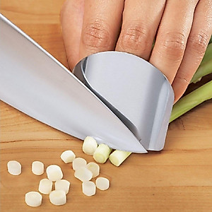 Finger Protector, Stainless Steel Finger Protector Guard for Safe Chopping and Slicing in Kitchen Adjustable Easy to Clean Tool for Chefs and Home Cooks