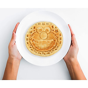 Uncanny Brands Elmo Waffle Maker - Officially Licensed Sesame Street Figures Elmo Face Small Waffle Iron, Kitchen Small Appliances - 7" Round Waffle Makers