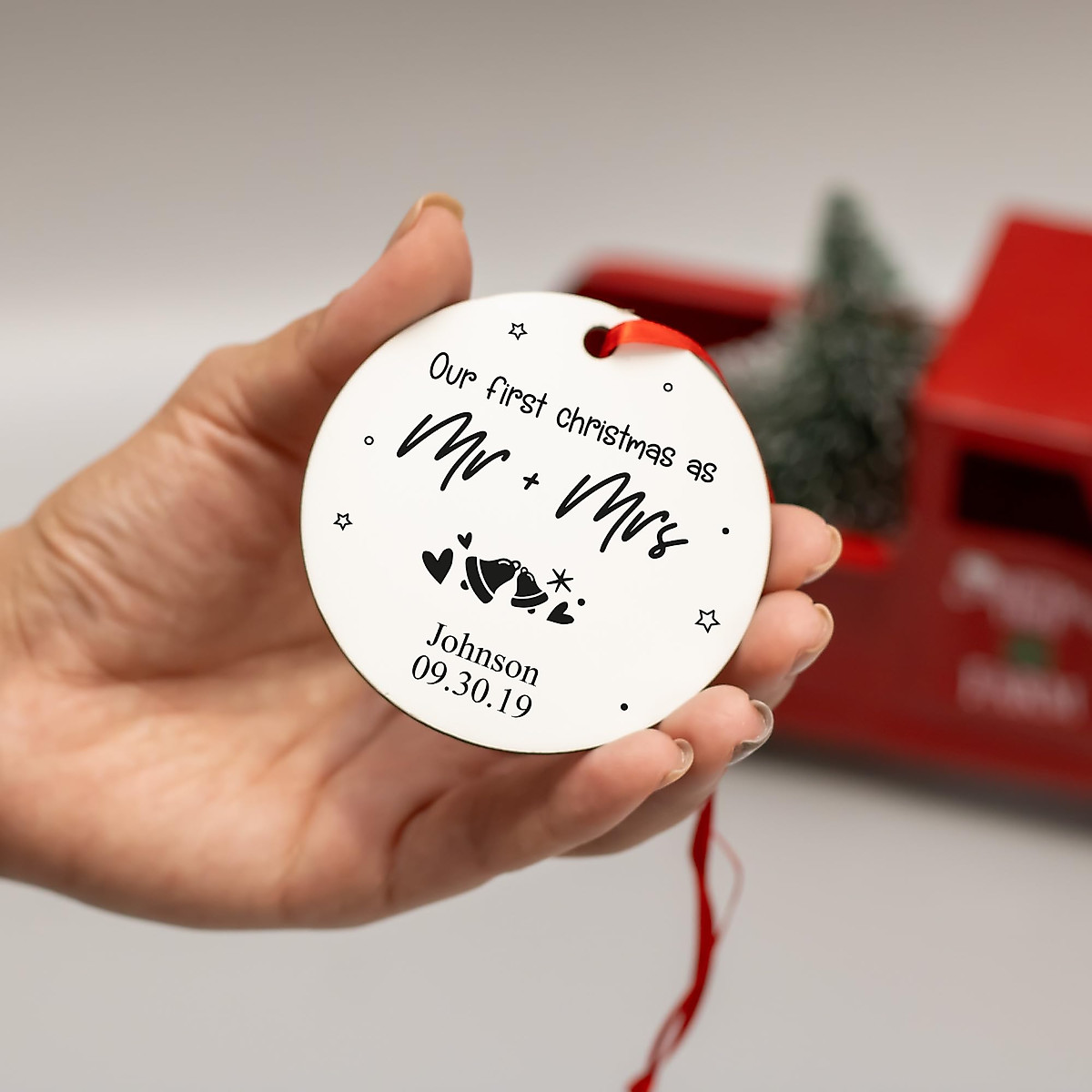 Custom christmas Mr & Mrs ornament for holiday, personalized ceramic just married name baubles gifts for home tree decoration, christmas bauble, keepsake xmas gift for couples (Mr and Mrs)