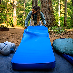 Therm-a-Rest MondoKing 3D Self-Inflating Camping Sleeping Pad, Large - 77 x 25 Inches, Lyons Blue