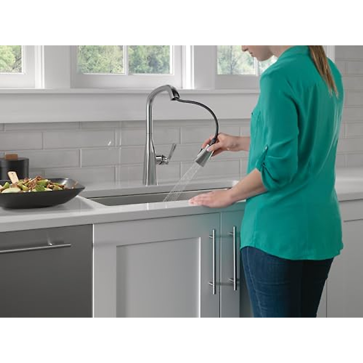 Delta Faucet Stryke Brushed Nickel Kitchen Faucet, Kitchen Faucets with Pull Down Sprayer, Kitchen Sink Faucet, Faucet for Kitchen Sink, Magnetic Docking, Lumicoat Arctic Stainless 9176-AR-DST